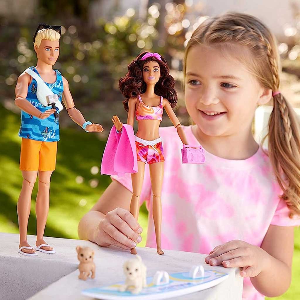 Barbie The Movie Barbie lutka z desko za surfanje in opremo - Mattel ...